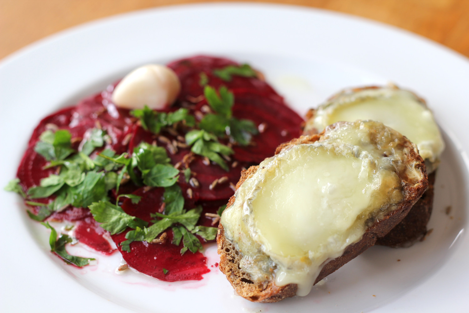 Toast de chèvre chaud & betteraves marinées aigre-douces